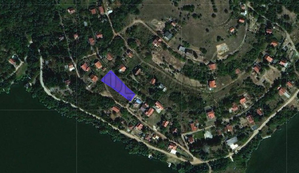 Plac na Bovanskom jezeru - Vrški deo (preko puta glavne plaže, 882 m2