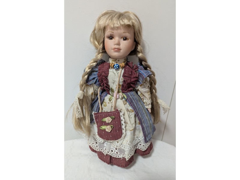 PORCELAN LUTKA U ETNO STILU