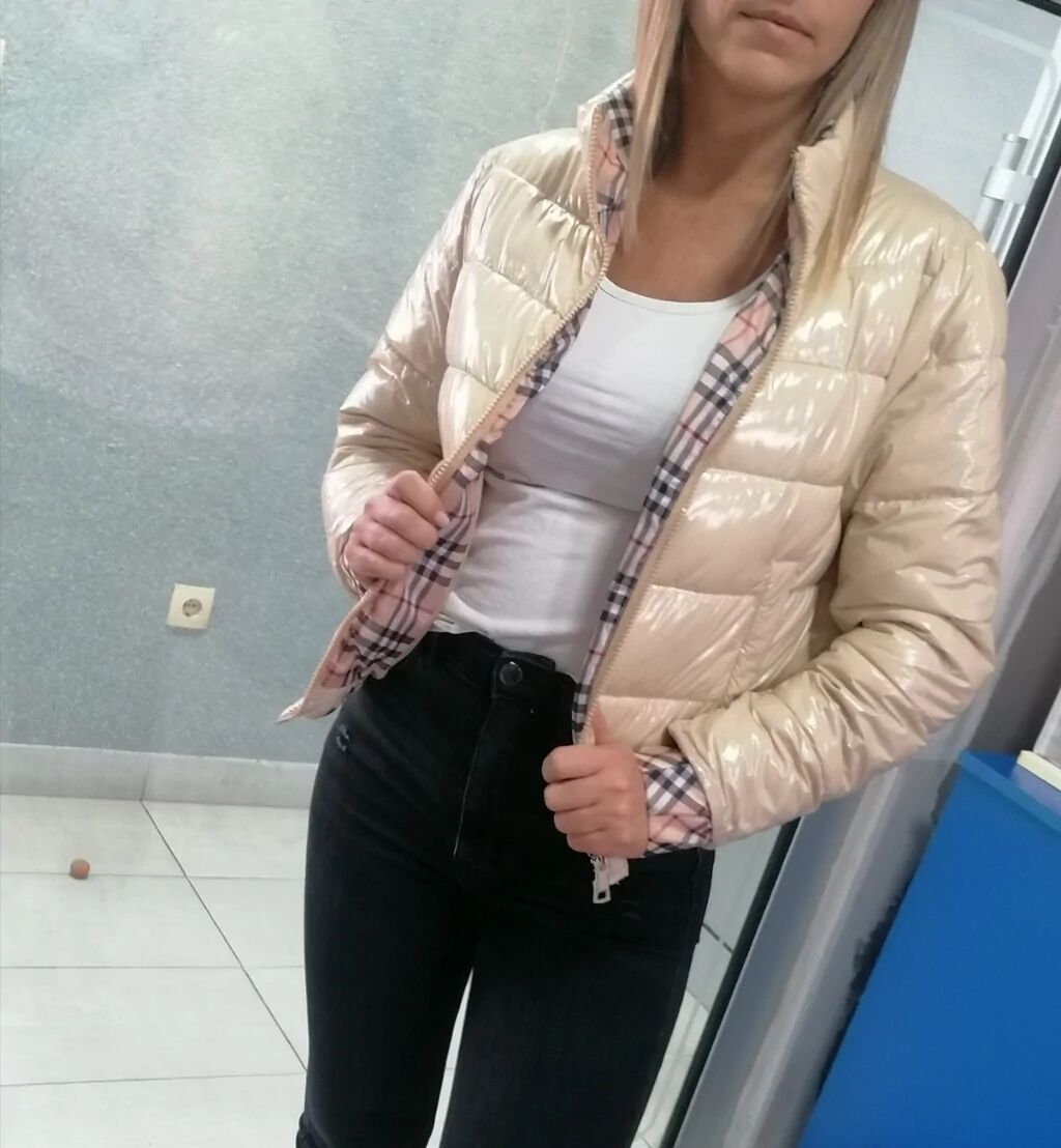 Ženska kraća puffer jakna u bež/šampanj nijansi sa visokim sjajem. -
