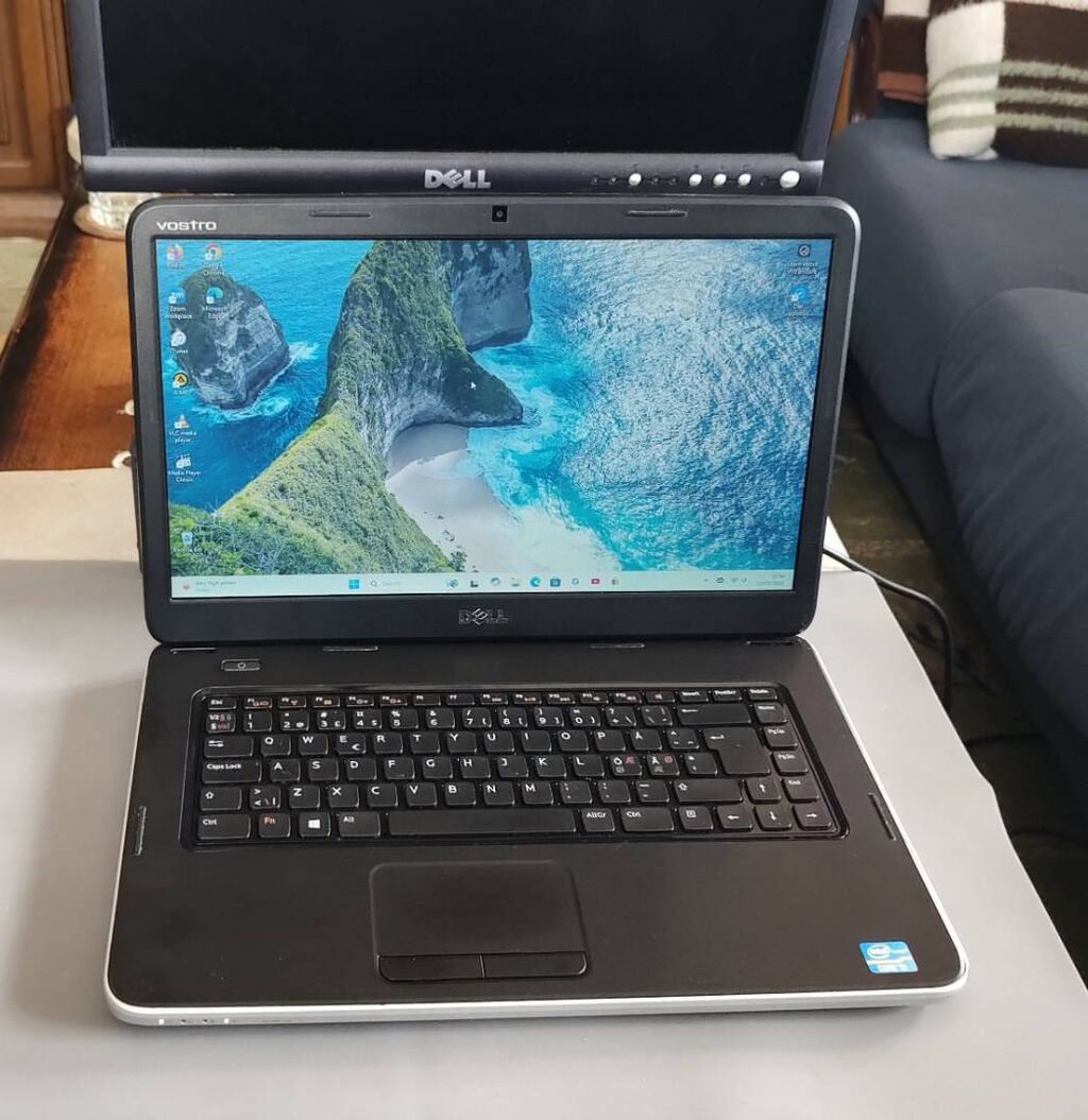 Dell Vostro 2520 15.6" i3-3110M Laptop u skoro perfektnom stanju sa