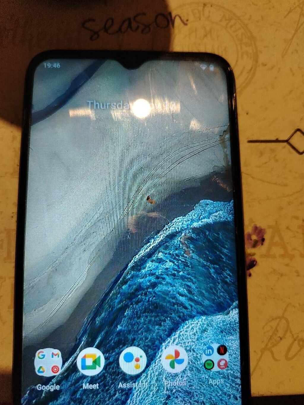Android pametni telefon sa velikim ekranom i „waterdrop“ izrezom za