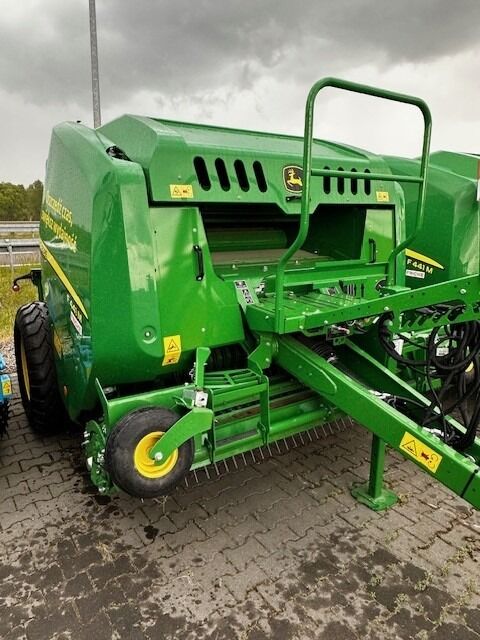 Nova John Deere F441M balirka za okrugle bale