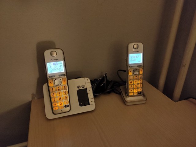 Dobar Panasonic bezicni sa 2 slusalice i sekretaricom.