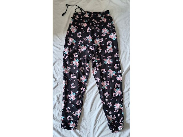 Taily Weijl cvetne tanke pantalone XS