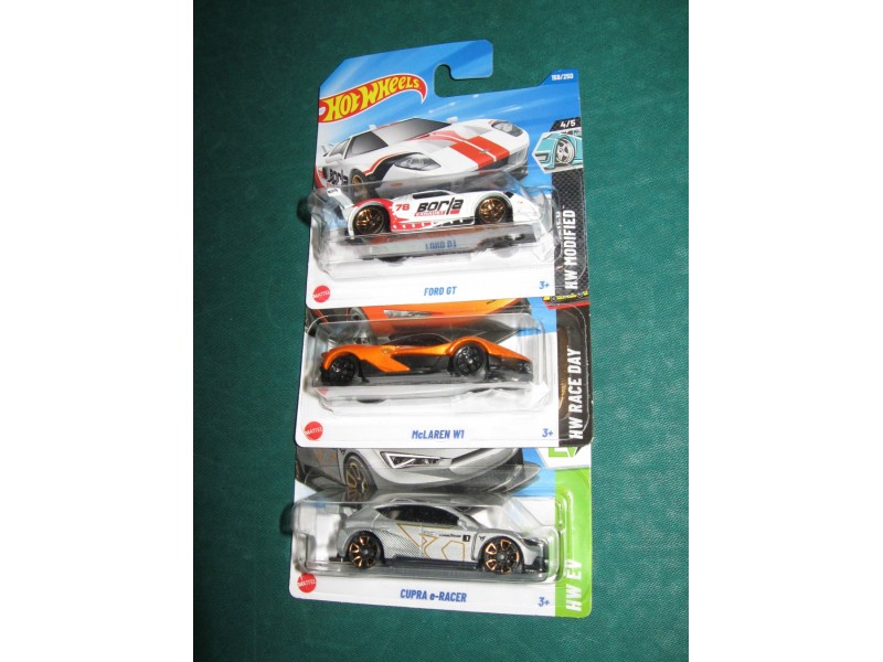 Hot Wheels I-3 komada