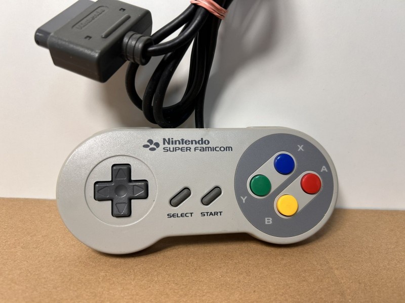 3. Nintendo Super Famicom Kontroler