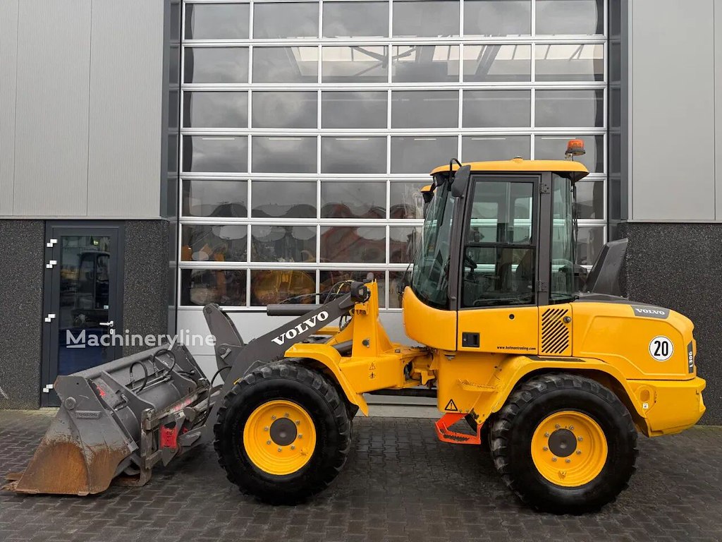 Volvo L30G prednji utovarivač