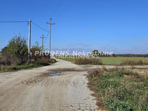 Građevinski plac sa širokim frontom