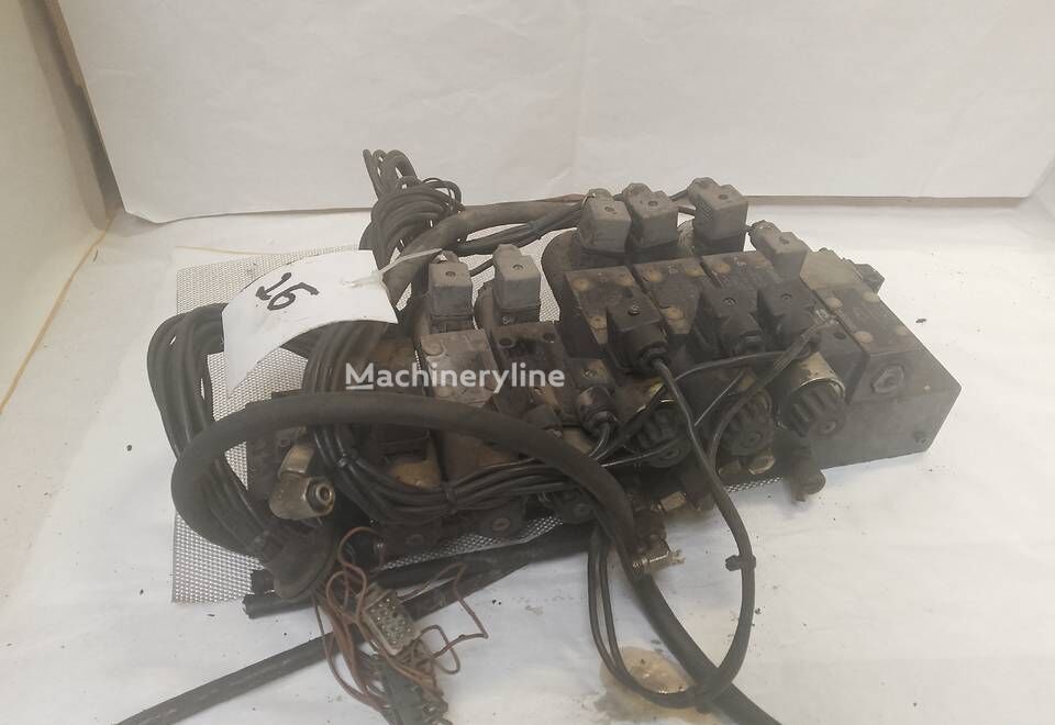 ROZDZIELACZ 24V hydrauliczny z cewkami 4D01 3208 0302 B1G0Q 0265 hidraulični razvodnik za viljuškara