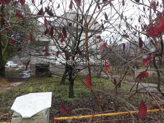 Kuća za rušenje sa velikim placem na odličnoj lokaciji u Majuru