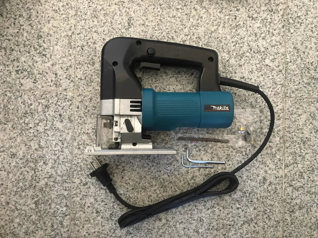 Makita ubodna testera sa potenciometrom 1200w