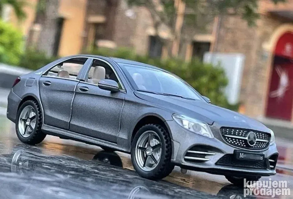 Mercedes Benz C260L 1:32 metalni sivi auto