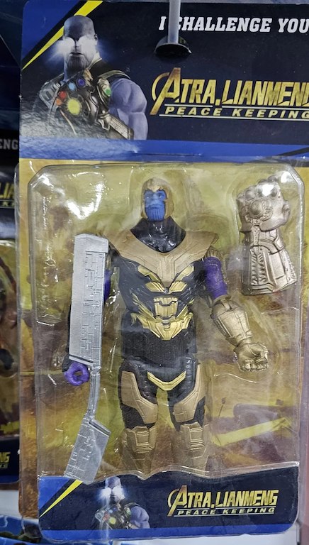 Thanos pokretna figura u svom oklopu sa oruzjem