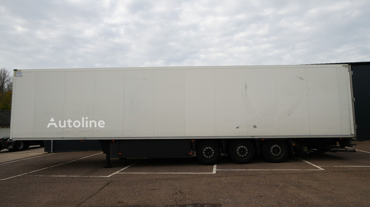 Schmitz Cargobull 3 AXLE FRIGO TRAILER WITH CARRIER VECTOR poluprikolica hladnjača