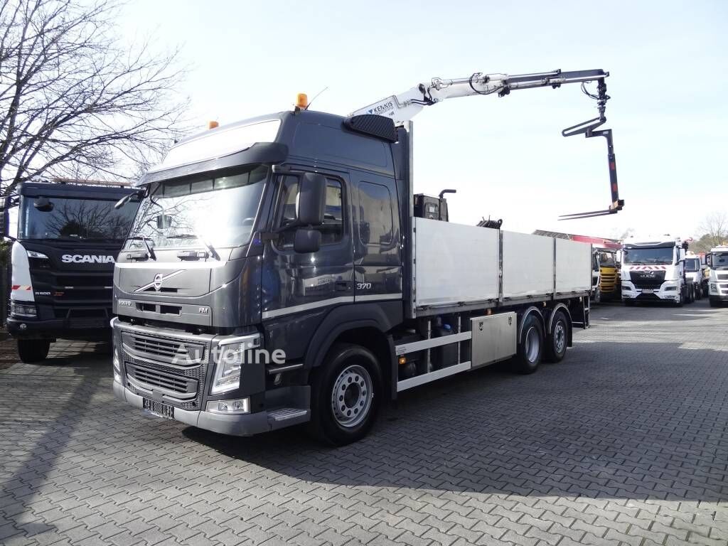 Volvo FM370 kamion s ravnom platformom