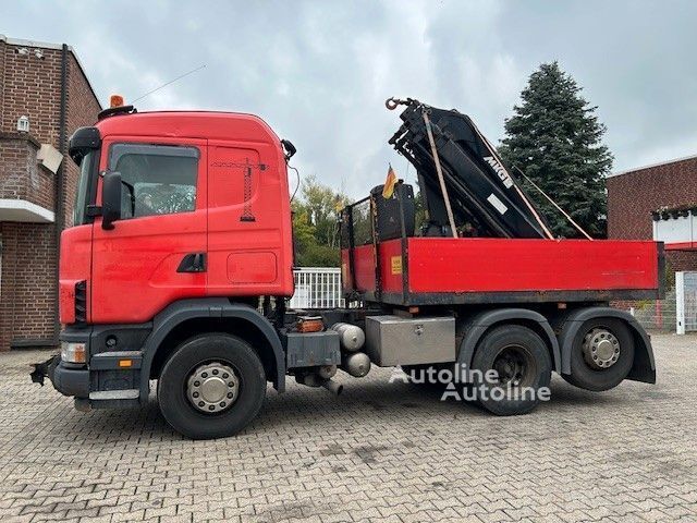 Scania 124 L 470 - Flatbed + crane kamion s ravnom platformom