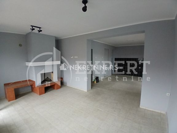 Odličan trosoban stan u kući. 106m2, 1.sprat, Duvanište