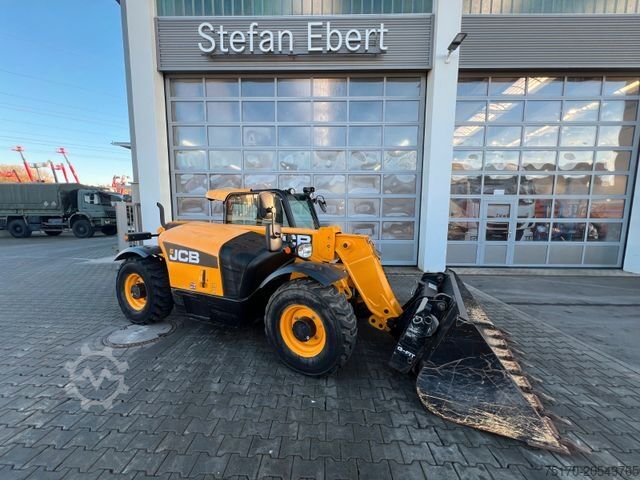Teleskopski utovarivač
JCB 525-60 / 1.064 h / 2022 / Klima!