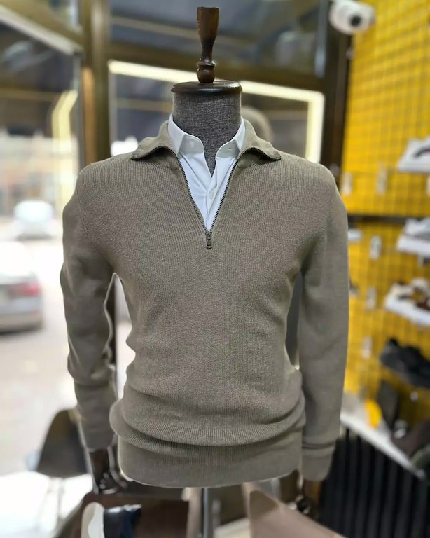 Muški half zip old Money džemper 251452
MUŠKI HALF ZIP OLD MONEY DŽEMPER 251452 – Elegancija, Komfor i Praktičnost u Jednom