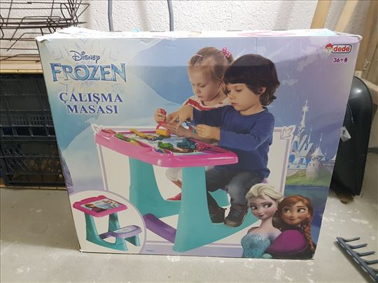 Prodajem deciji sto sa klupicom Frozen.