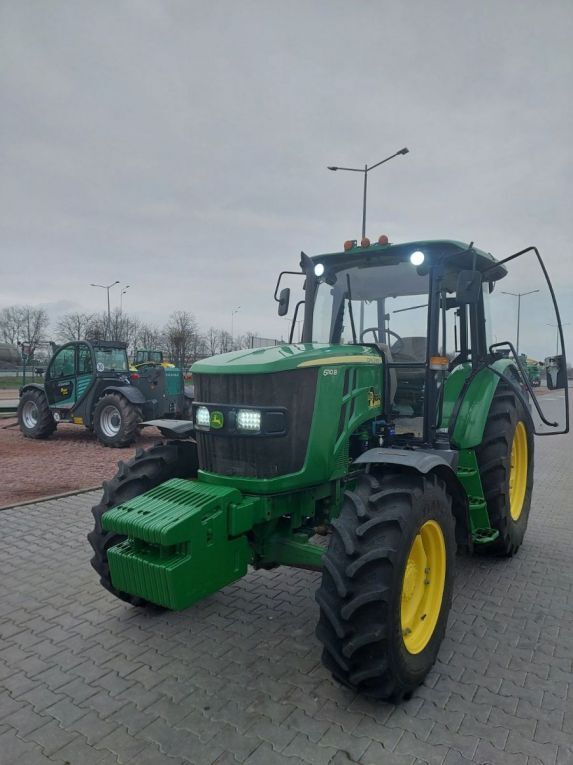 John Deere 6110 B traktor točkaš