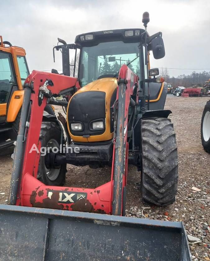 Valtra N82 z ładowaczem mailleuxa jak Renault deutz fahr claas New Holl traktor točkaš