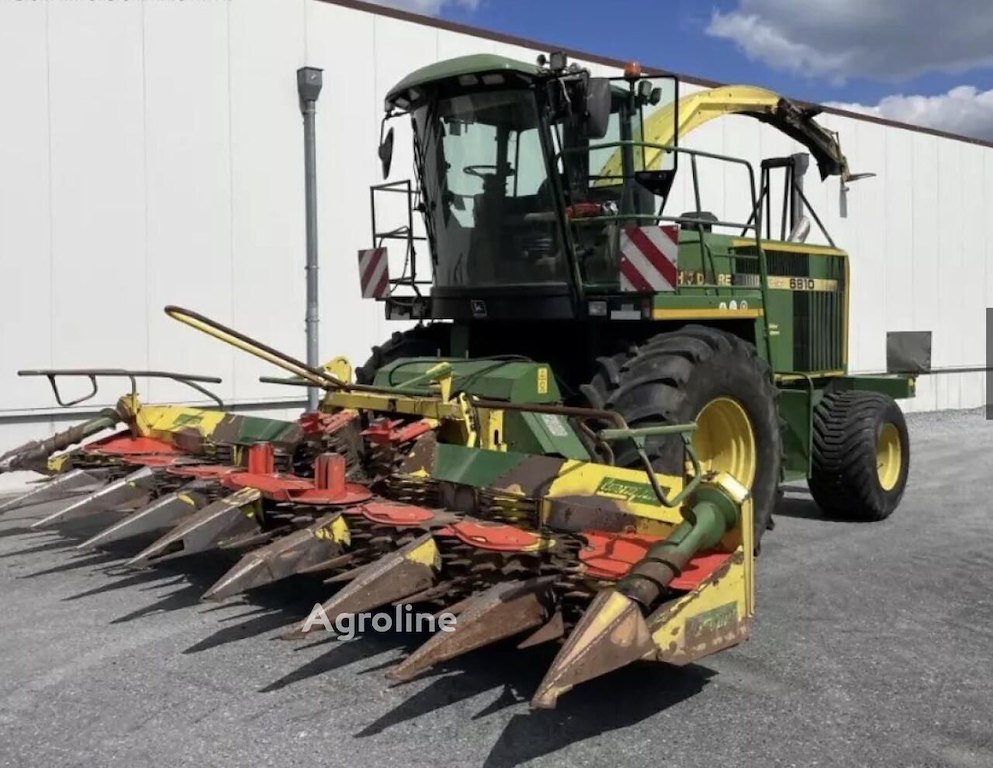 John Deere 6810 krmni kombajn
