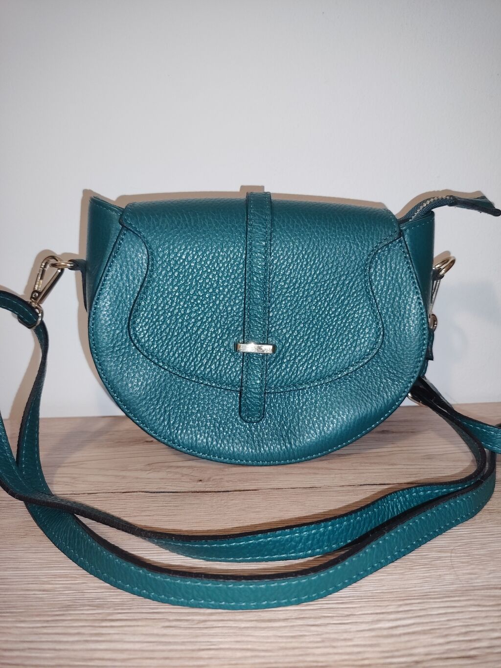 Ženska crossbody torba – smaragdno zelena - Oblik: polukružni/saddle