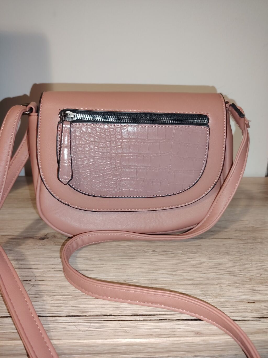 Ženska crossbody torba – puder roze - Materijal: eko koža, prednji