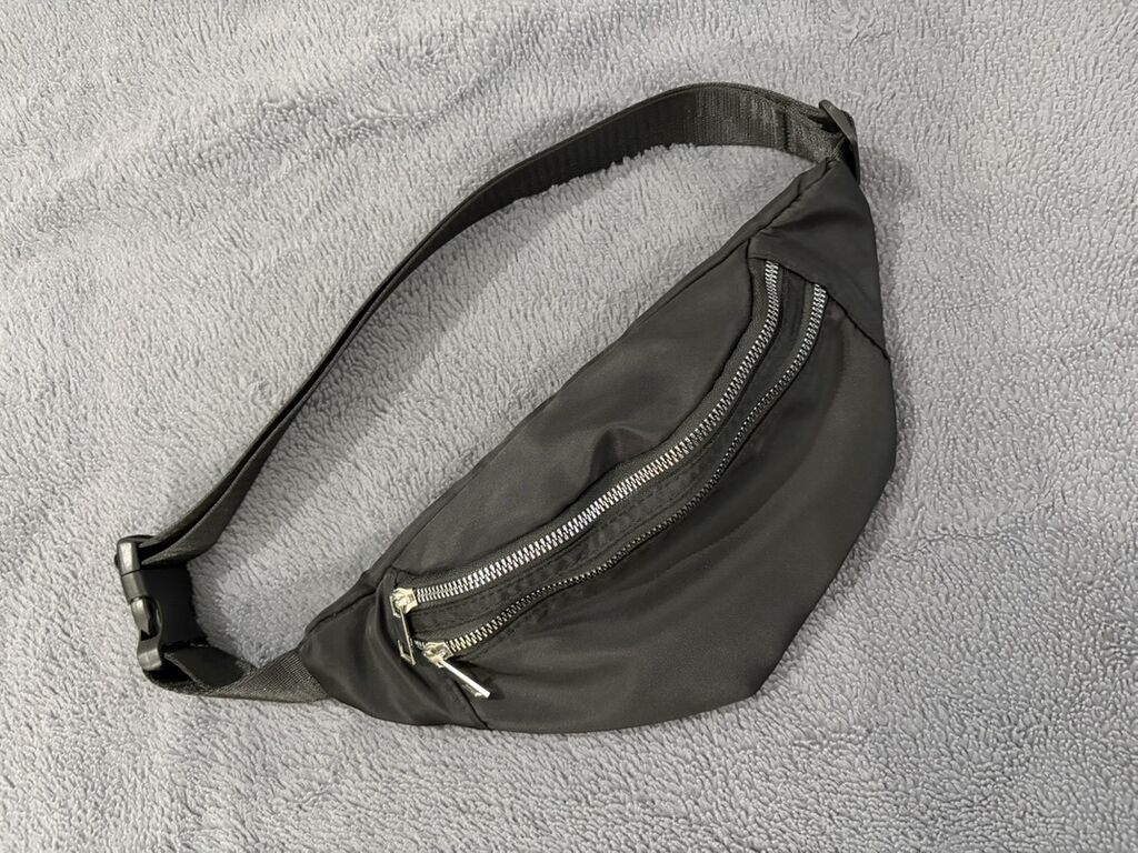 Crna uniseks torbica za struk / crossbody (tzv. “fanny pack”/“waist