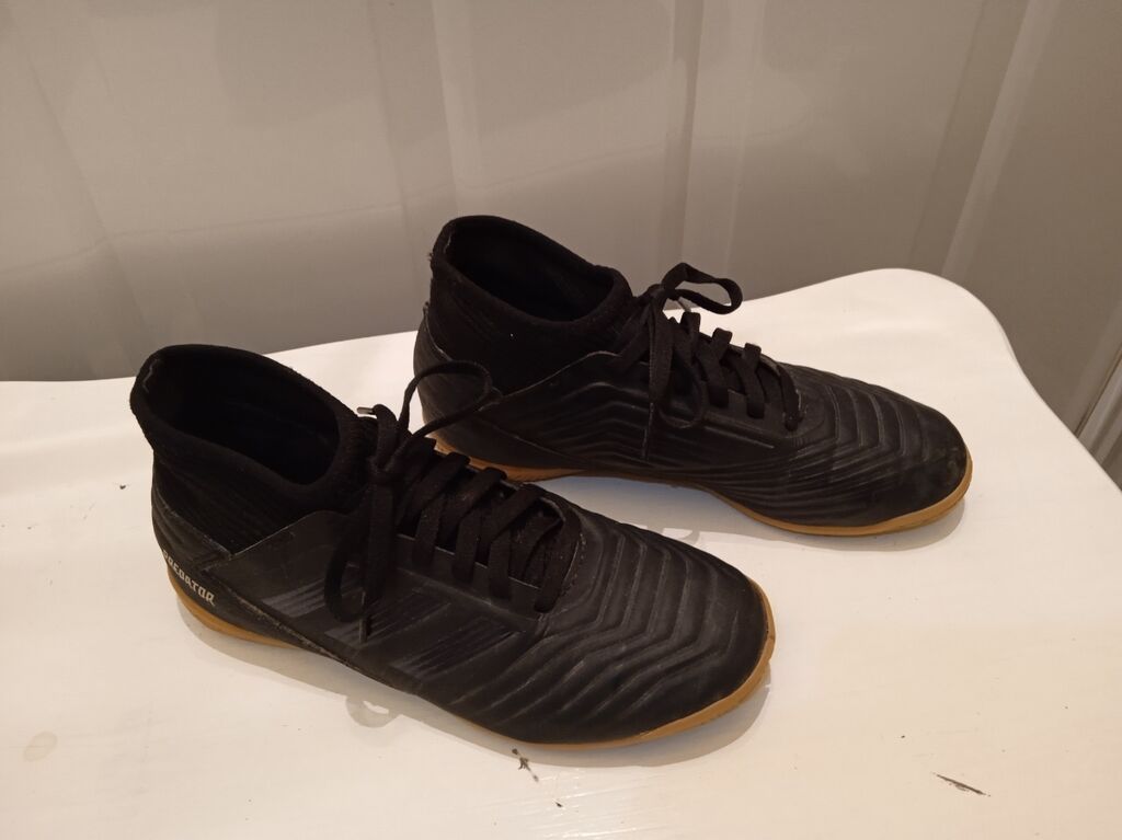 Odlicno ocuvane Adidas Predator 34 – patike za fudbal u sali (indoor)