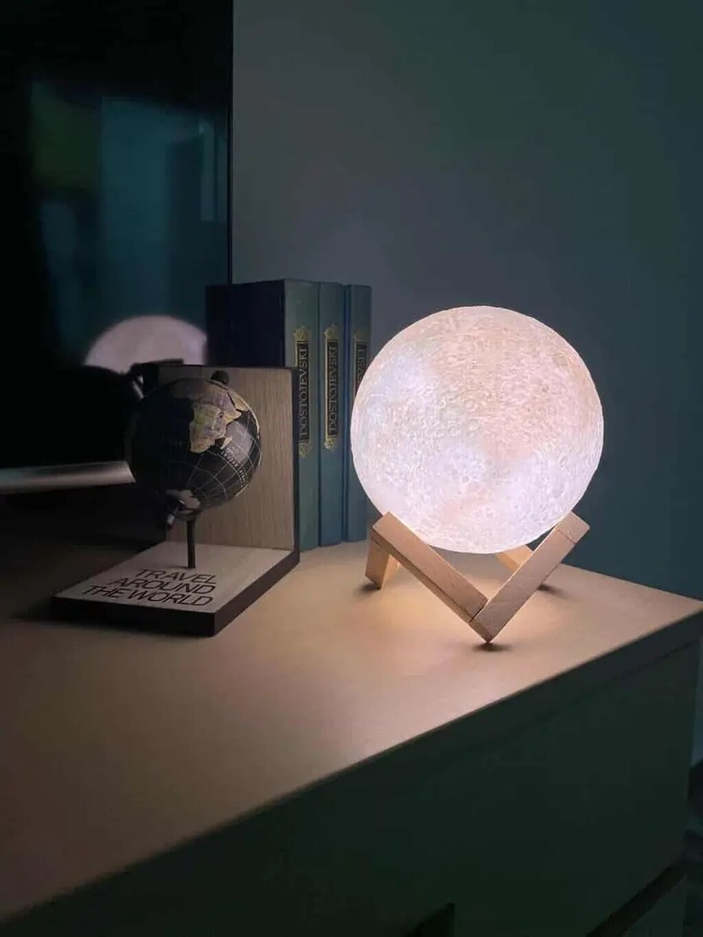 Dekorativna “Moon” LED lampa sa postoljem - Sferna lampa u obliku