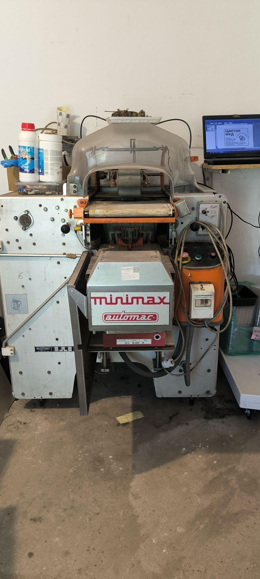 Pakerica koriscena za pakovanje bukovaca u tacne. Koristi strec