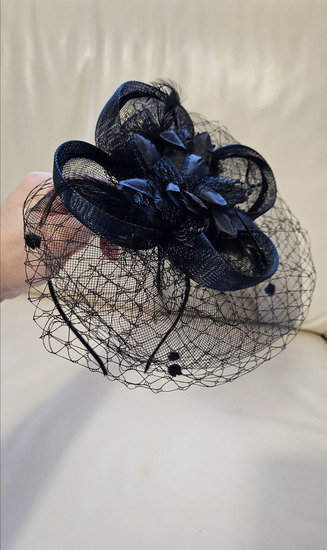 Fascinator crne boje sa polu- velom od mreže, nov