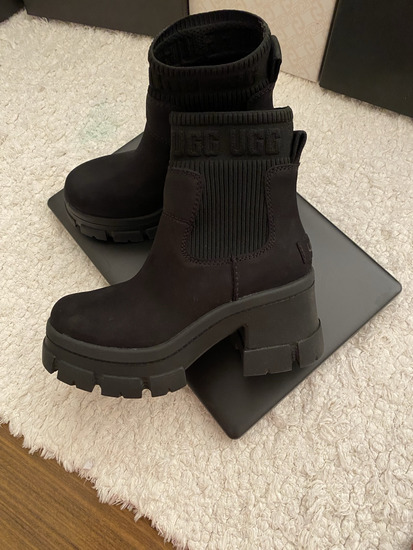 UGG nove 38