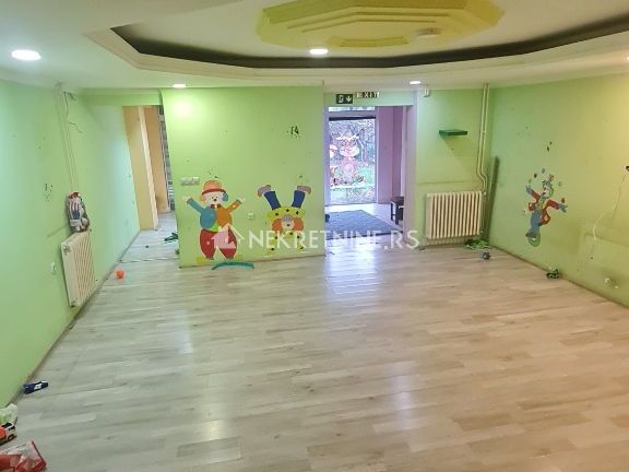 Izdajem poslovni prostor 130 m² VIDIKOVAC