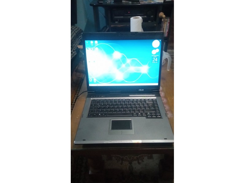 Stari ASUS laptop