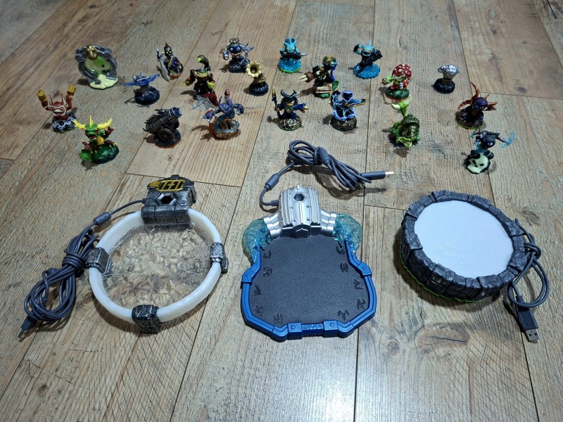 20 figurica Skylanders + 3 portala