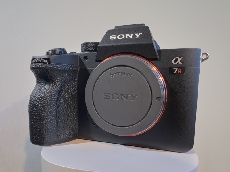 PRODAJEM Sony Alpha 7R IV kamera (Body)