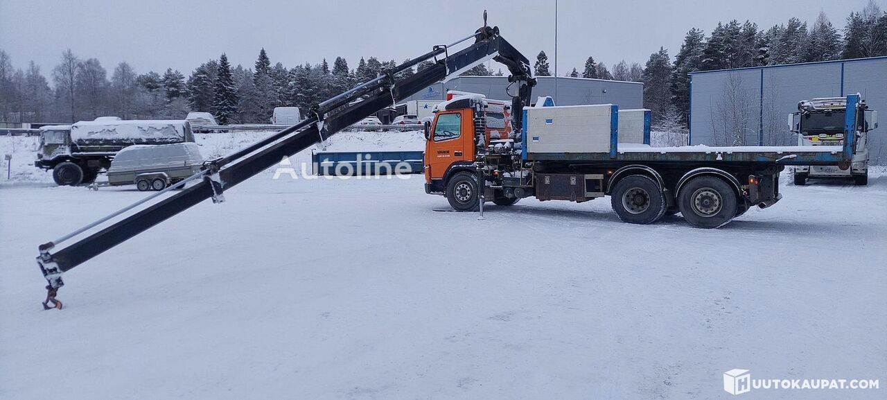 Prodaje se Volvo FM7, 1999, Kajaani With Hiab 175-4 loader crane kamion s ravnom platformom na aukciji