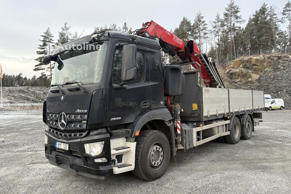 Prodaje se Mercedes-Benz AROCS kamion s ravnom platformom na aukciji