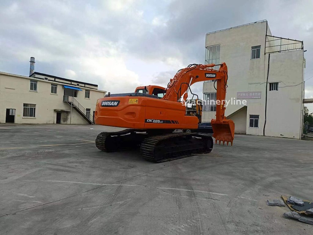 Doosan DX225 bager guseničar