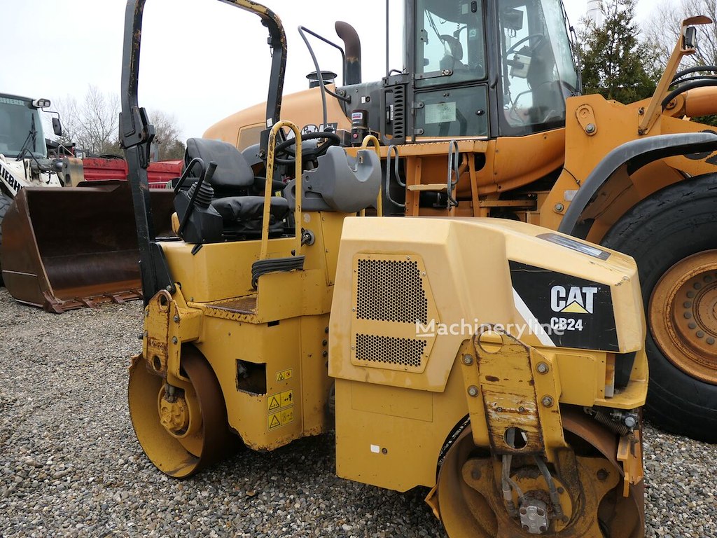 Caterpillar CB24 XT mali valjak