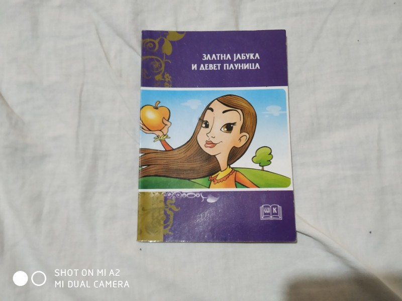 bajka zlatna jabuka i devet paunica