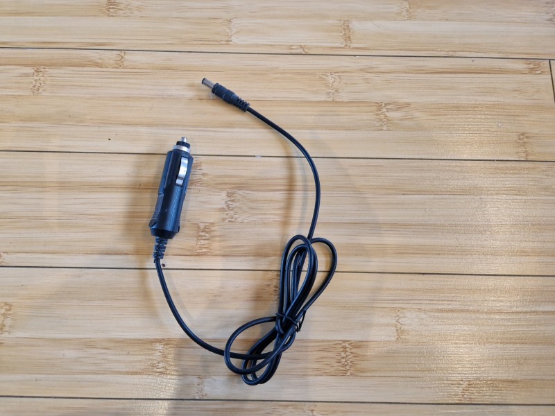 12V DC adapter za automobil.