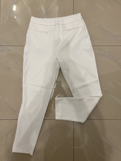 Pantalone u raznim bojama po 100 din