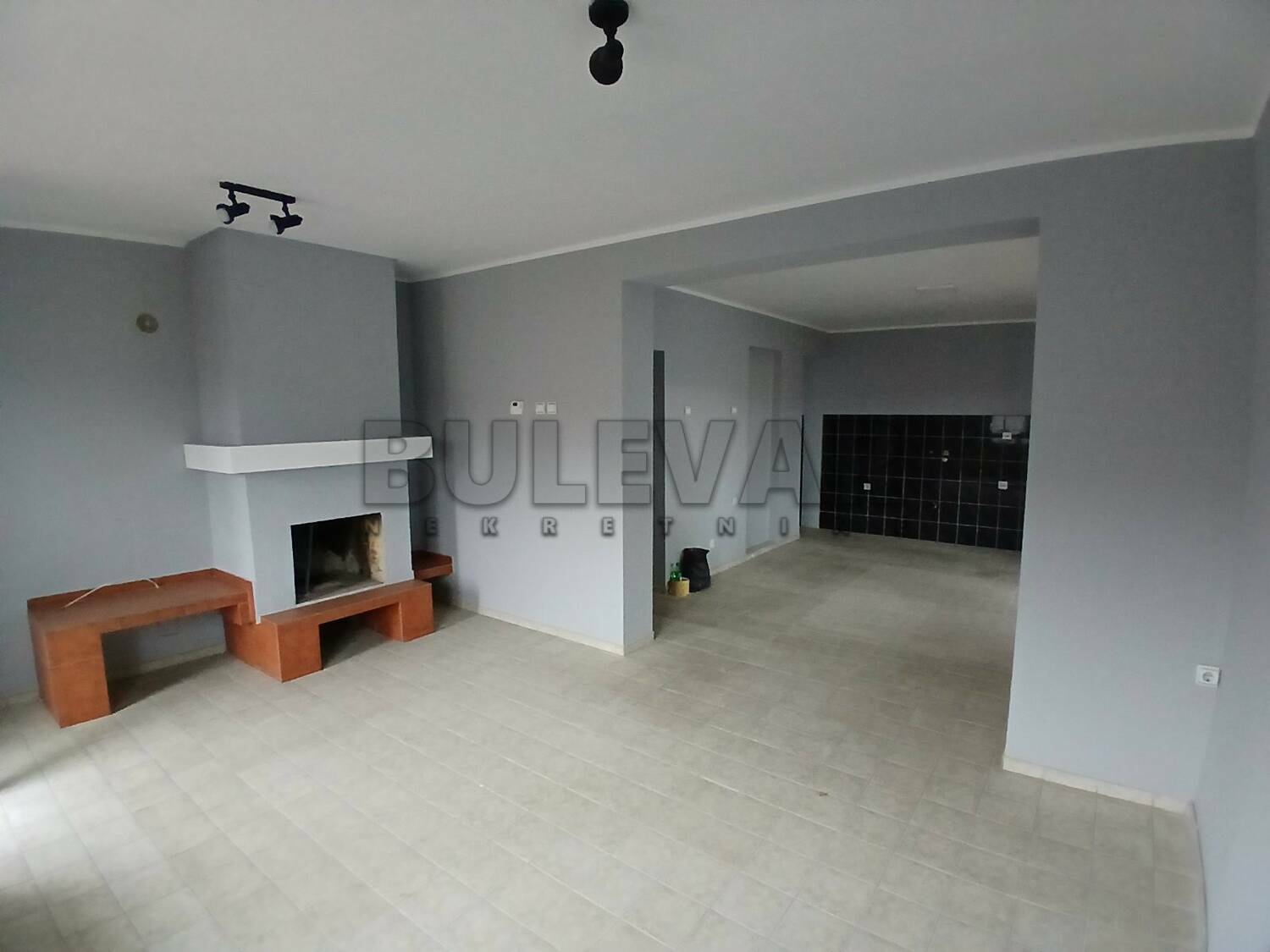Odličan trosoban stan u kući. 106m2, 1.sprat, Duvanište