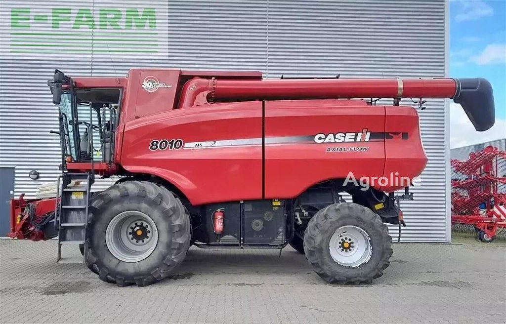 Case IH 8010 med 30 fods skærebord kombajn za žito