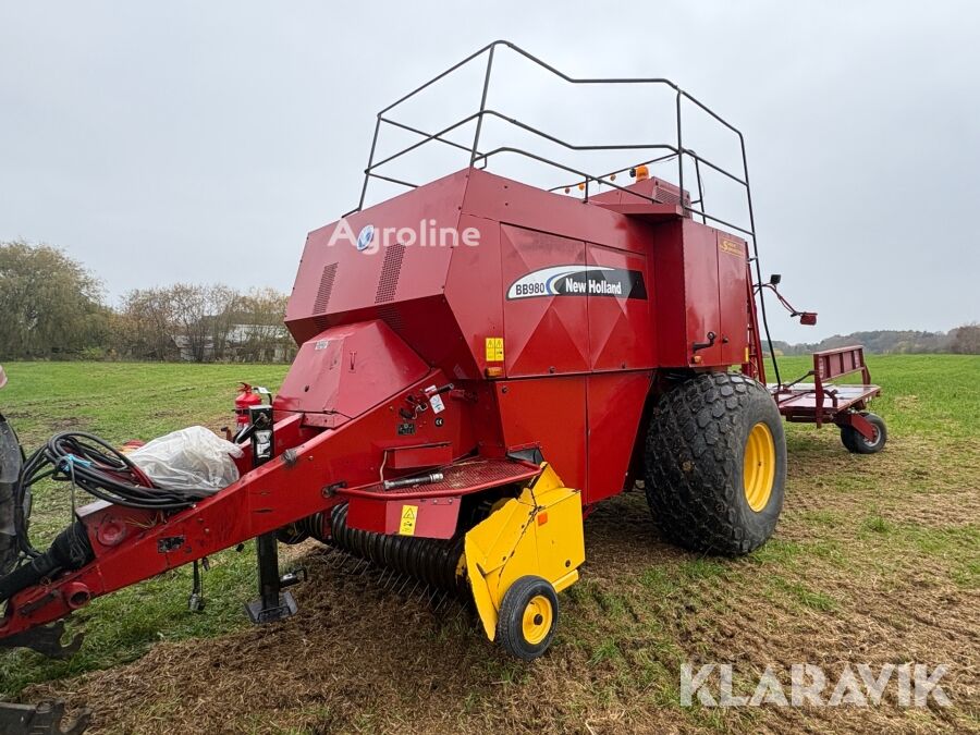 Prodaje se New Holland BB980 balirku za četvrtaste bale na aukciji