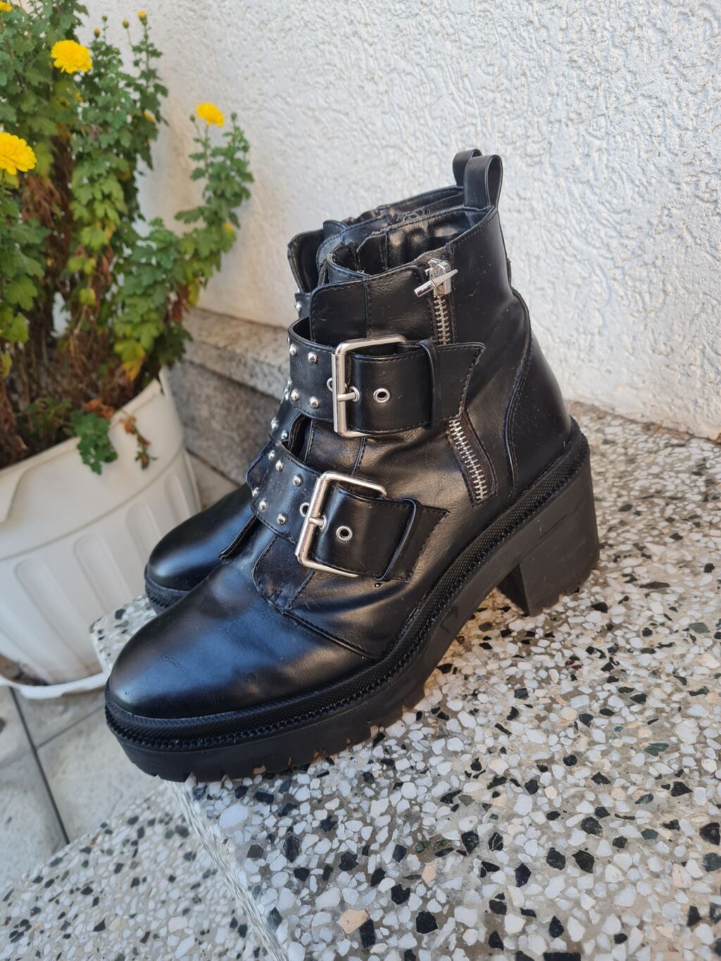 Stradivarius cizme u broju 39, nosene, visina stikle 6cm